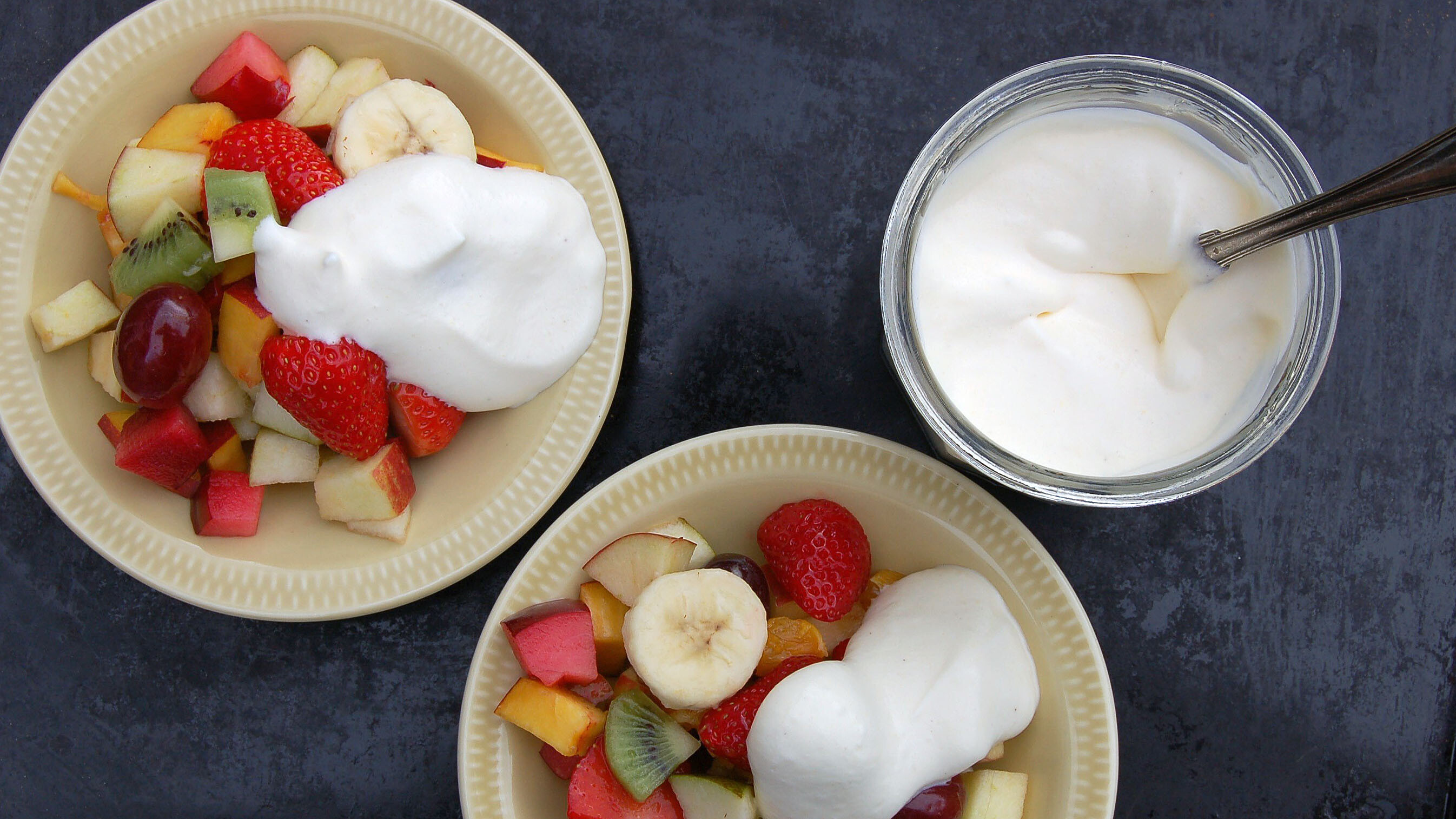 Frugtsalat med råcreme - abemad | Nem og frisk dessert | Mad | DR