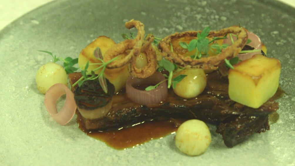 Flot hovedret med braiseret oksebryst - opskrift | Mad | DR