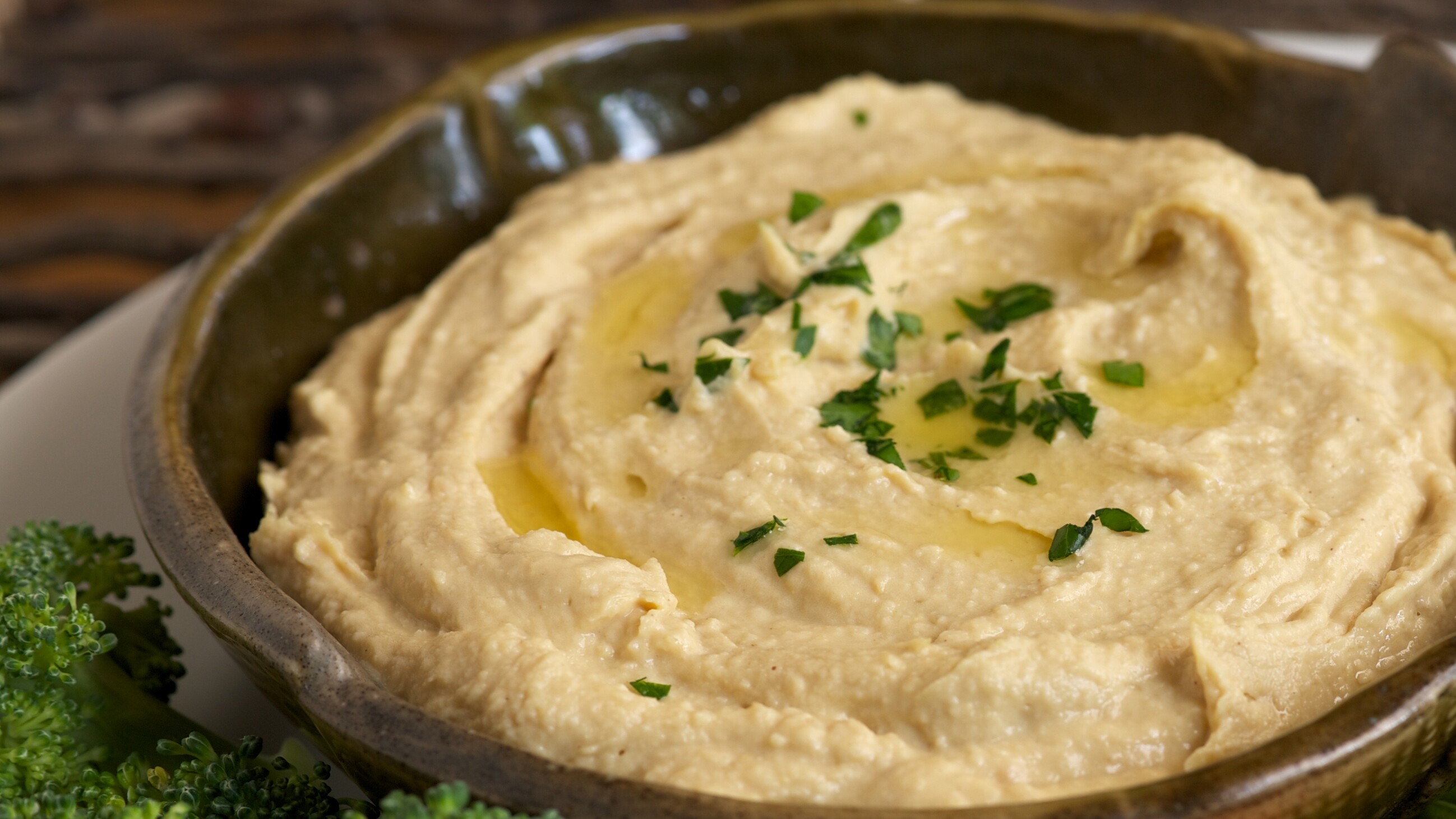 Hummus - cremet dip - Få Brødrene Prices opskrift her | Mad | DR