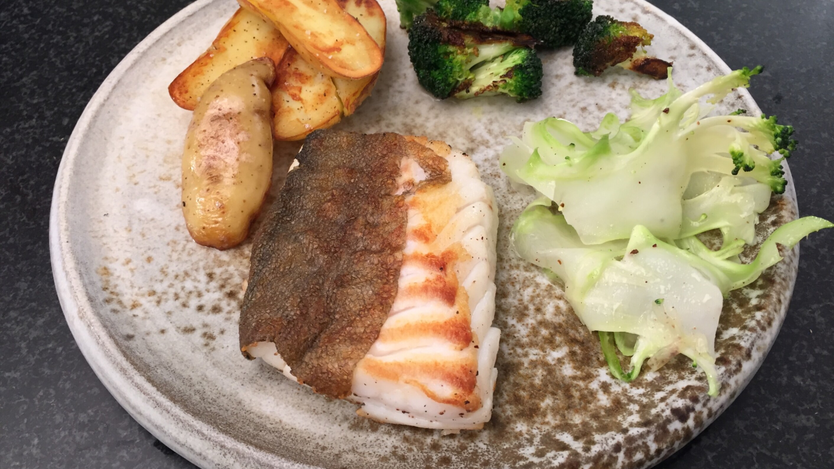 Stegt torsk med sauce mousseline - opskrift - Madmagasinet | Mad | DR