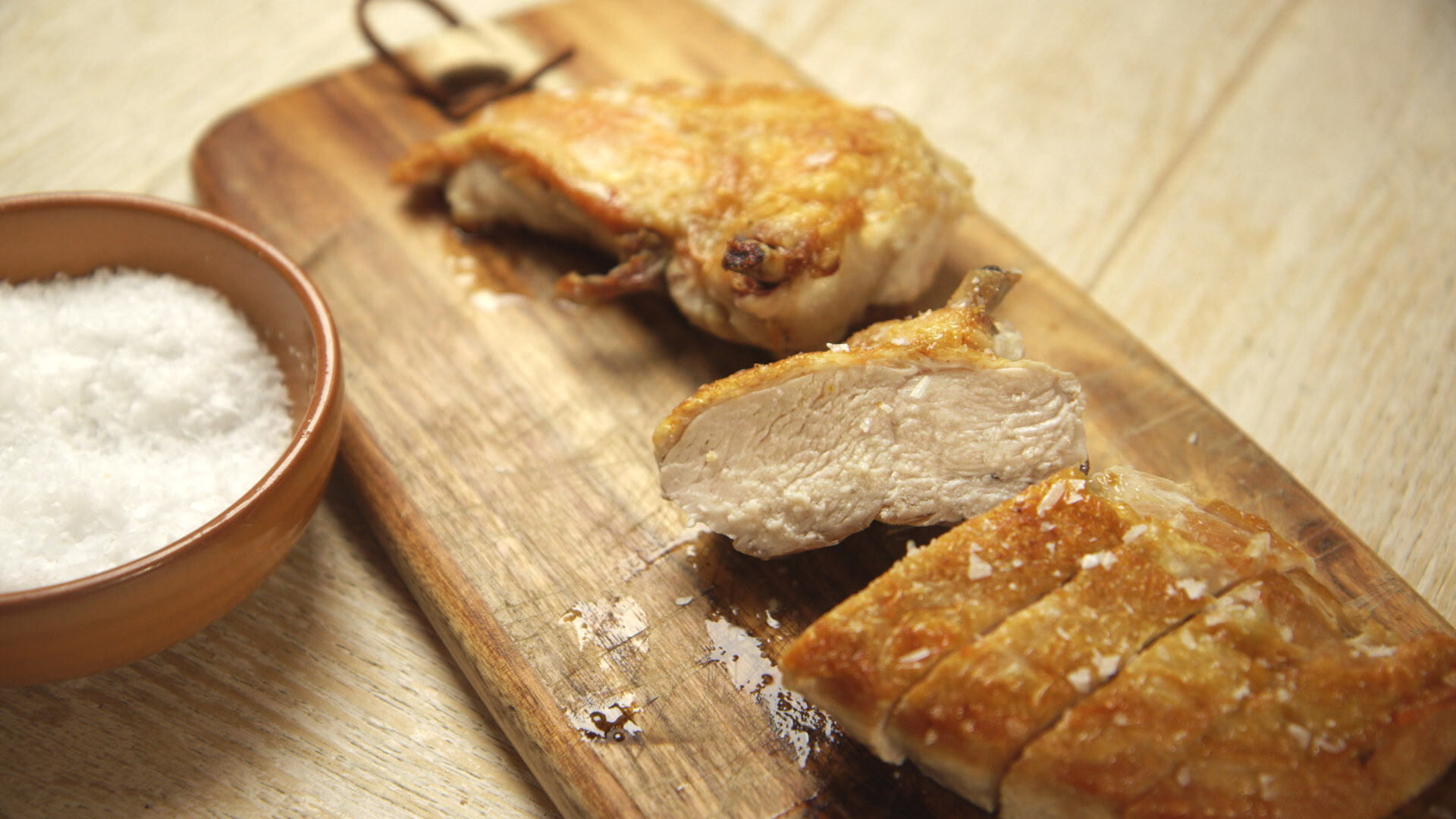 Kyllingebryst stegt i gryde - opskrift | Spis og spar | Mad | DR