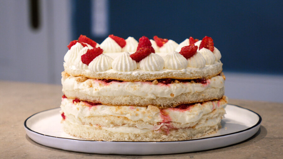 Lækker lagkage med hindbær og flødeskum | Find opskriften her | Mad | DR