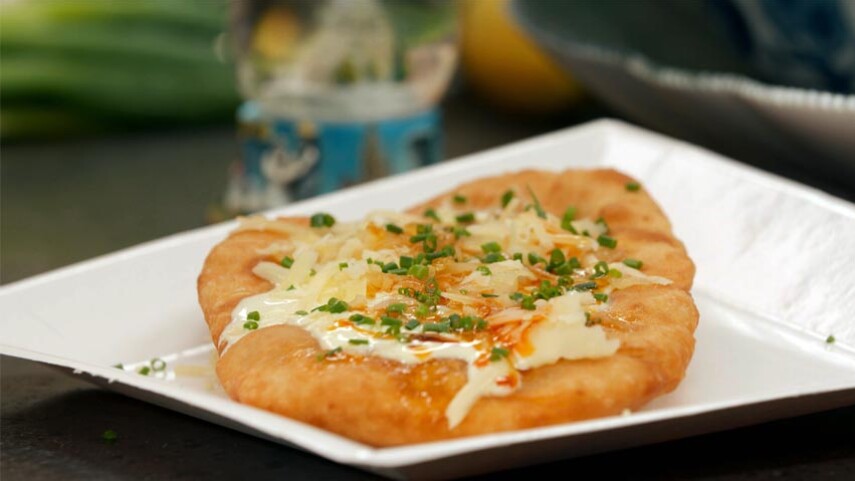 Langos - ungarske madbrød - opskrift | Spise med Price | Mad | DR