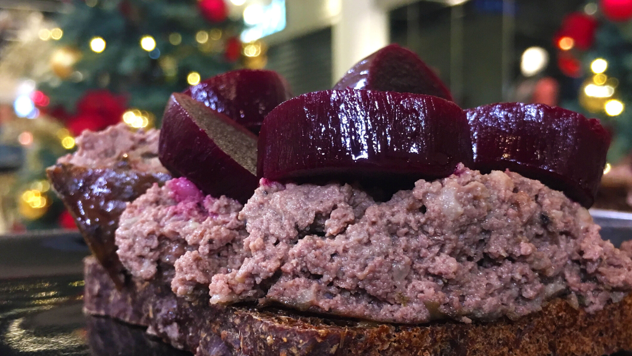 Hjemmelavet leverpostej med syltede rødbeder til jul - Få opskriften ...