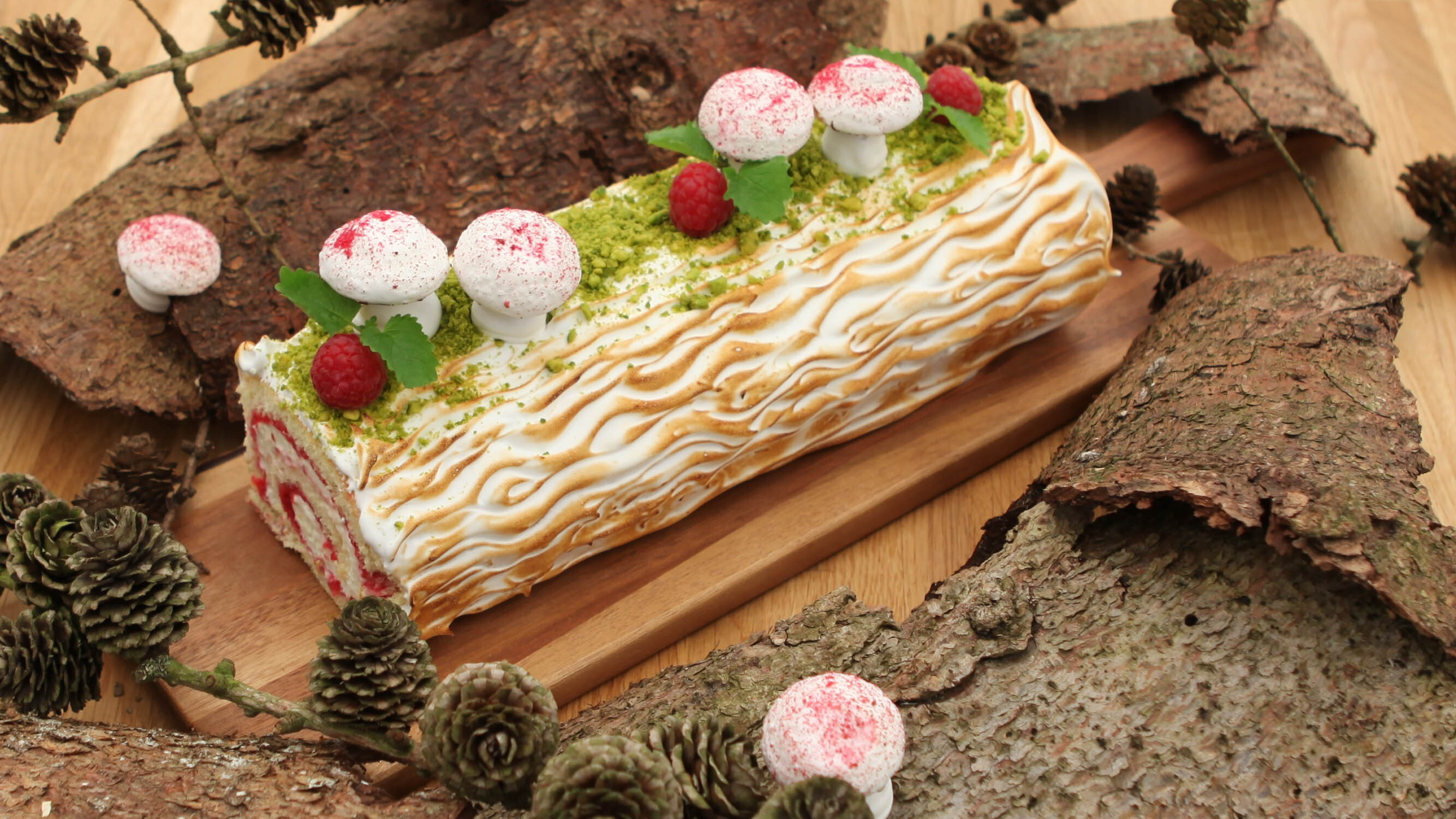 Roulade med citroncreme og marengs - bagedyst | Opskrift | Mad | DR