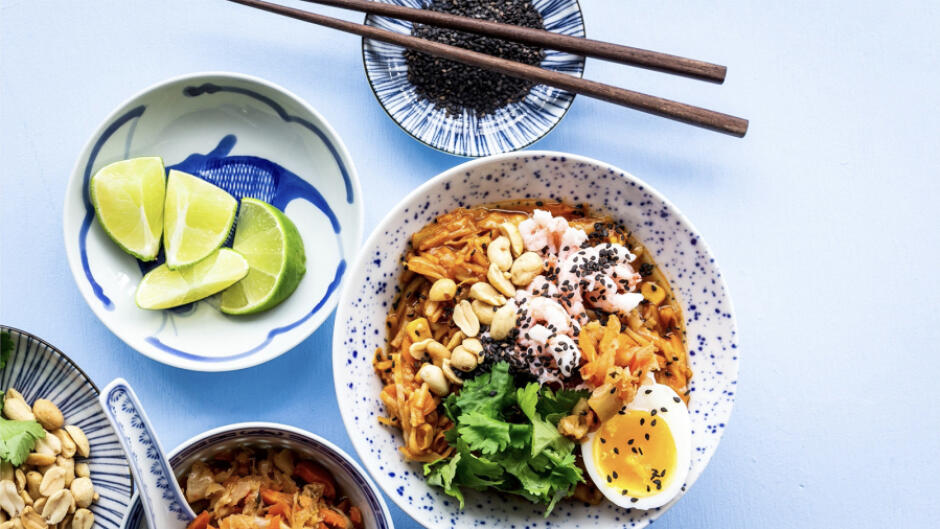 Lækker nudelret med masser af grøntsager og toppings - opskrift | Mad | DR