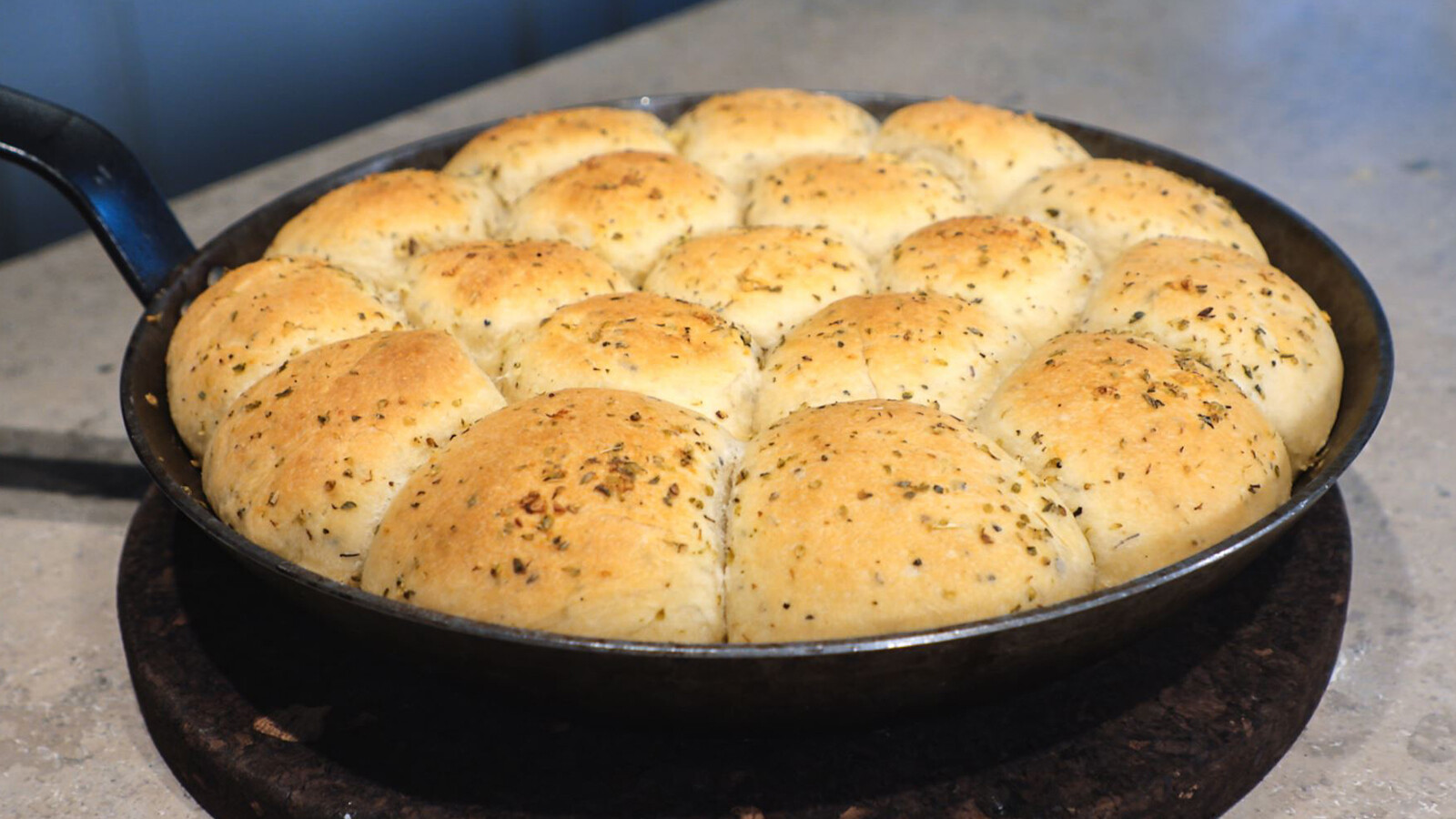 Ostebrød - pull apart brød med smeltet ost | Find opskriften her | Mad | DR