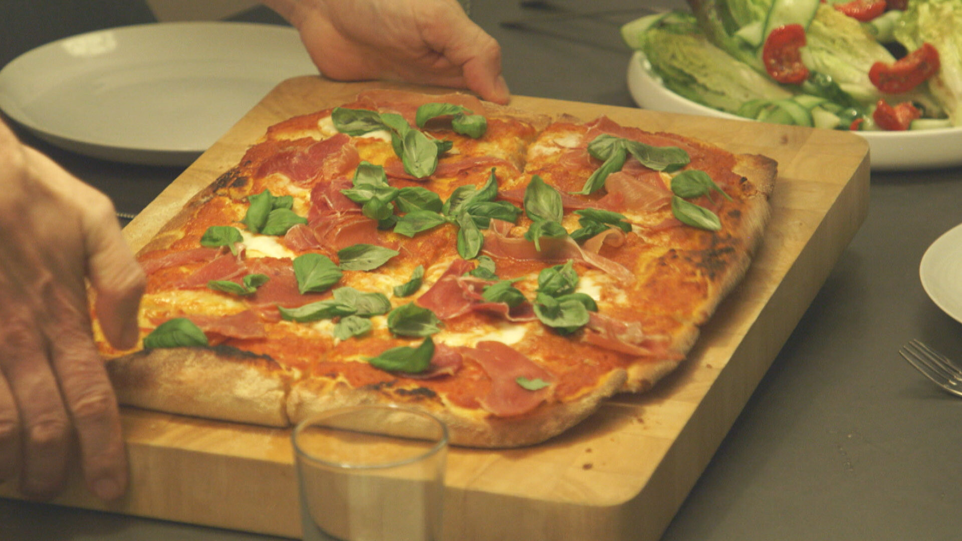 Familiepizza - opskrift | Spis og Spar | Mad | DR