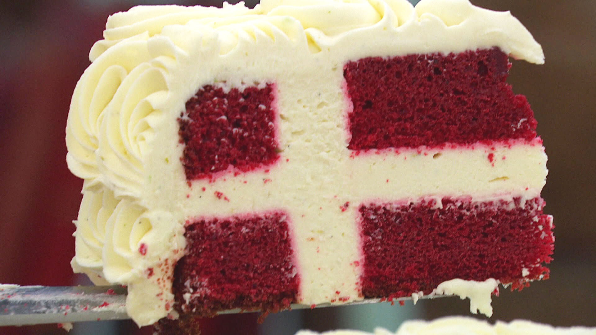 Dannebrogskage - fødselsdagskage - opskrift | Blomsterberg | Mad | DR