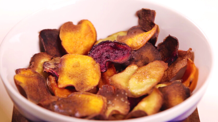 Rodfrugtchips - opskrift - snack - hjemmelavet | Mad | DR