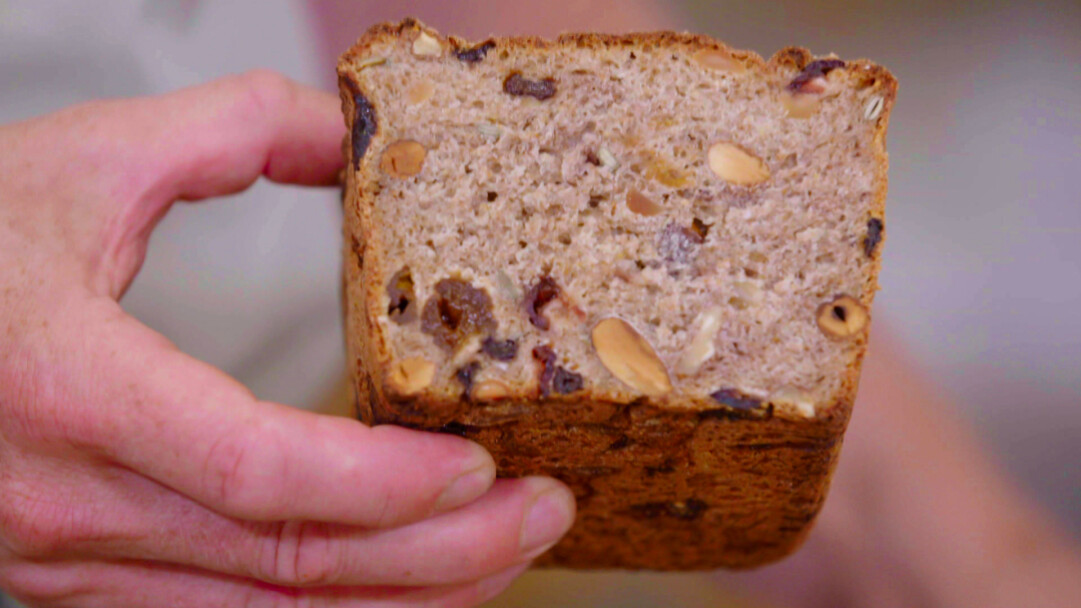 Rugbrød med frugt & nødder - Opskrift af Adam Aamann | Madmagasinet ...