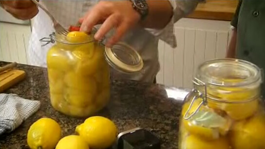 Marokkanske salt-syltede citroner opskrift - Spise med Price | Mad | DR