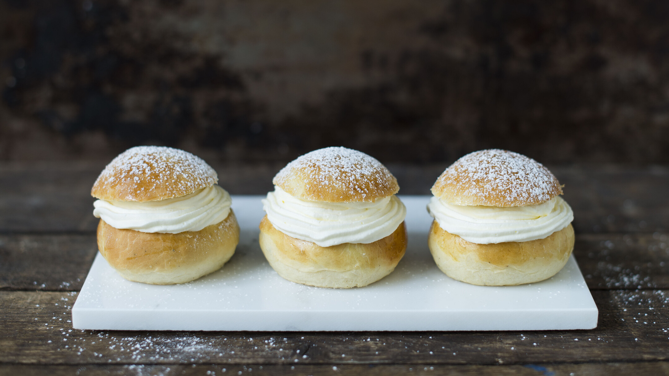 Semla (svensk fastelavnsbolle) - opskrift - kage | Mad | DR