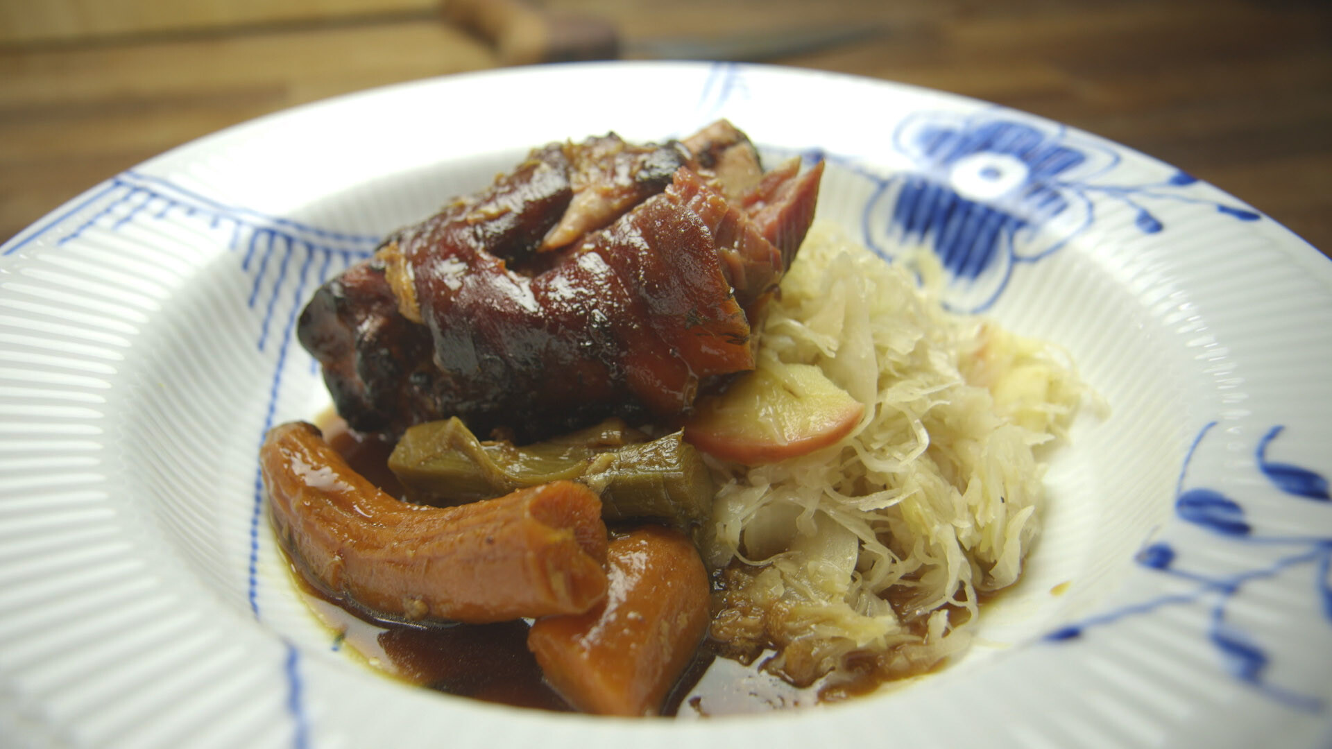 Simremad - svineskank med surkål - opskrift | Spis og spar | Mad | DR