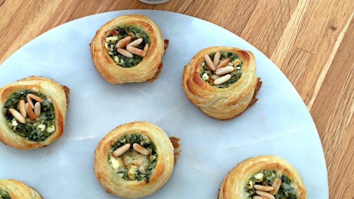 Snacks med feta og spinat - opskrift | Den store Bagedyst | Mad | DR