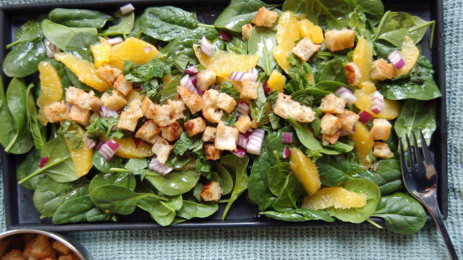 Nem salat med appelsin, mynte og spinat - opskrift | Mad | DR