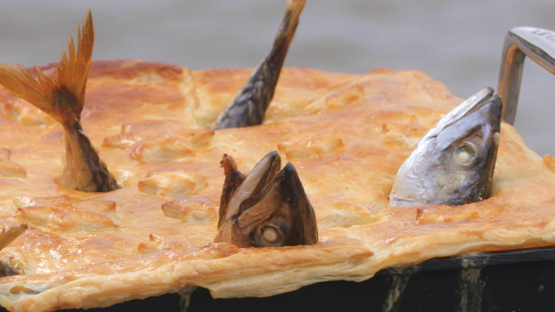 Stargazy pie - fisketærte | Mad | DR | Mad | DR