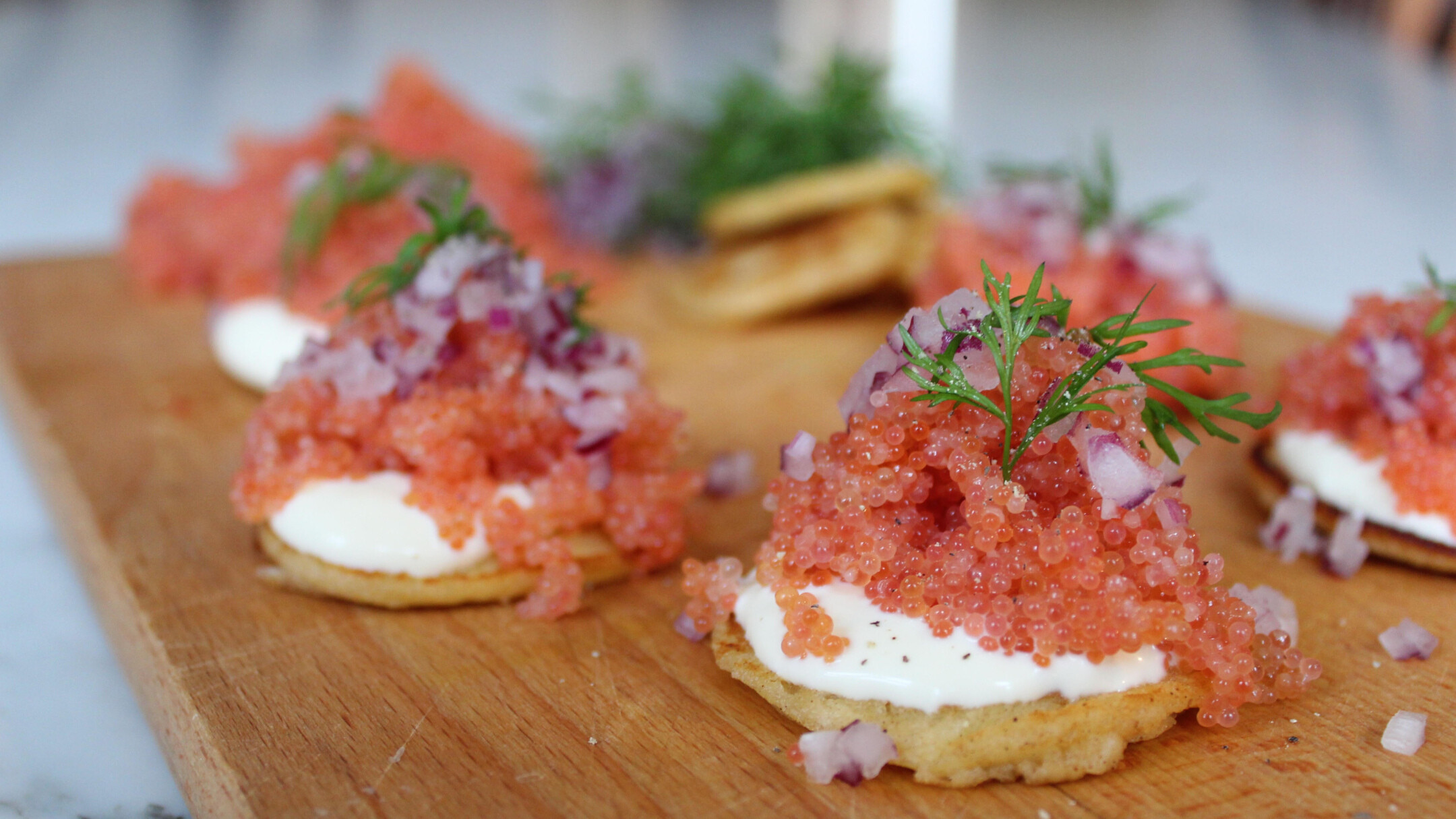 Stenbiderrogn på blinis med rødløg - Få opskriften her | Mad | DR