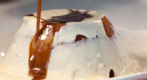 Sticky toffee-pudding m. custard og toffeesauce opskrift | Mad | DR