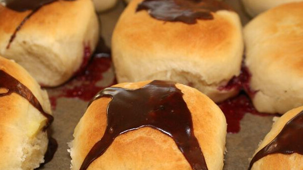 Nemme fastelavnsboller med creme eller syltetøj - opskrift | Mad | DR