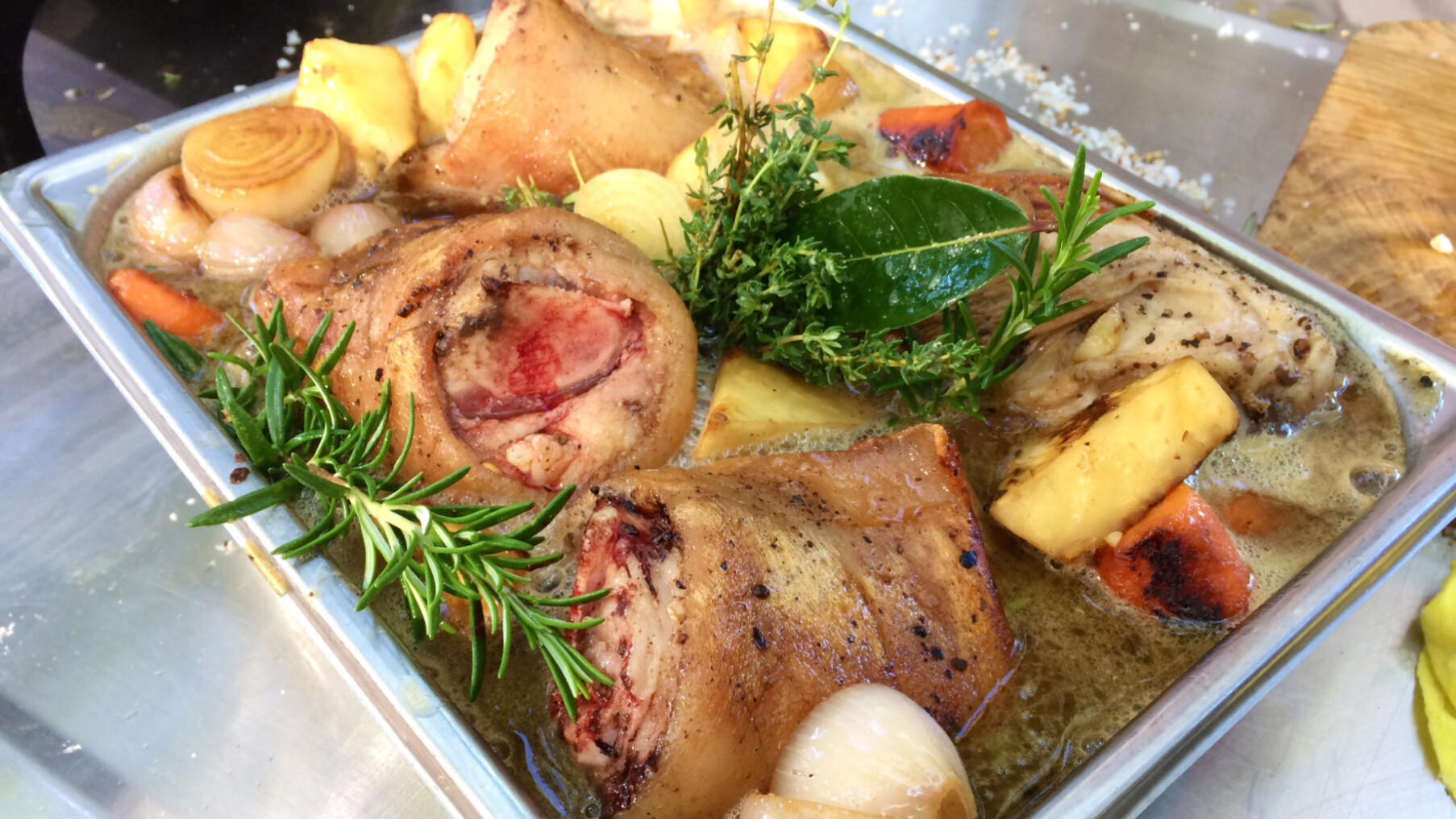 Braiseret svineskank i lagerøl - opskrift | Madmagasinet | Mad | DR