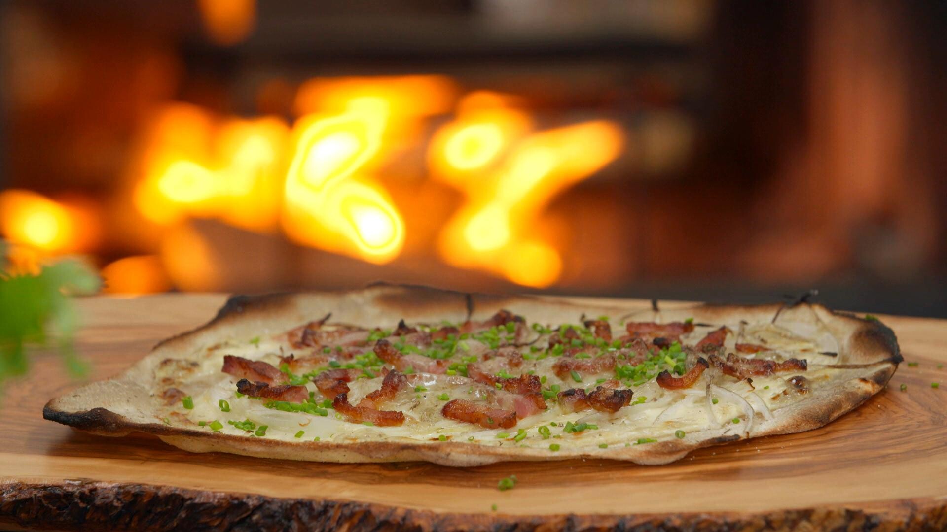 Tarte flambée med løg - Få Brødrene Prices opskrift her | Mad | DR