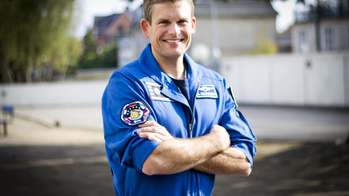 Skørt ritual før opsendelse: Andreas skal tisse på baghjul ...