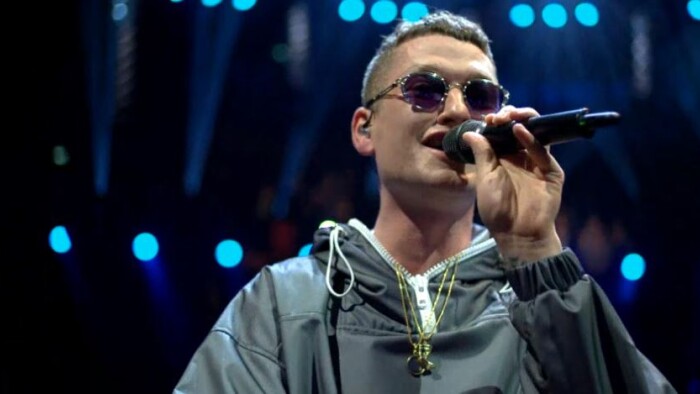 VIDEO Er det en fugl? Nej, det er Emil Stabil, der åbner P3 Guld | P3 ...