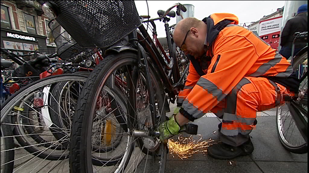 VIDEO Så mange efterladte cykler fjernes hvert år | Penge | DR