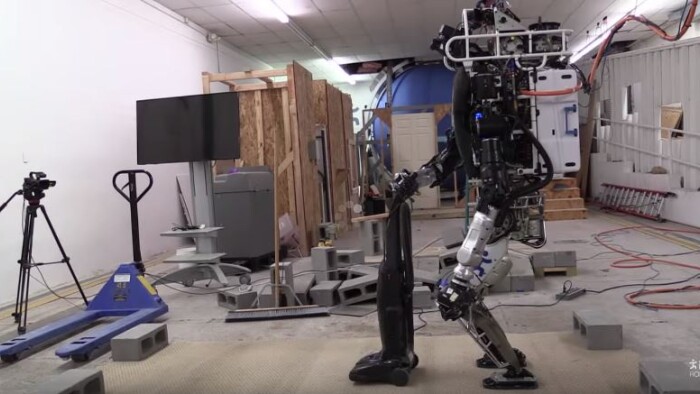 Se menneske-robot støvsuge og rydde op | Viden | DR