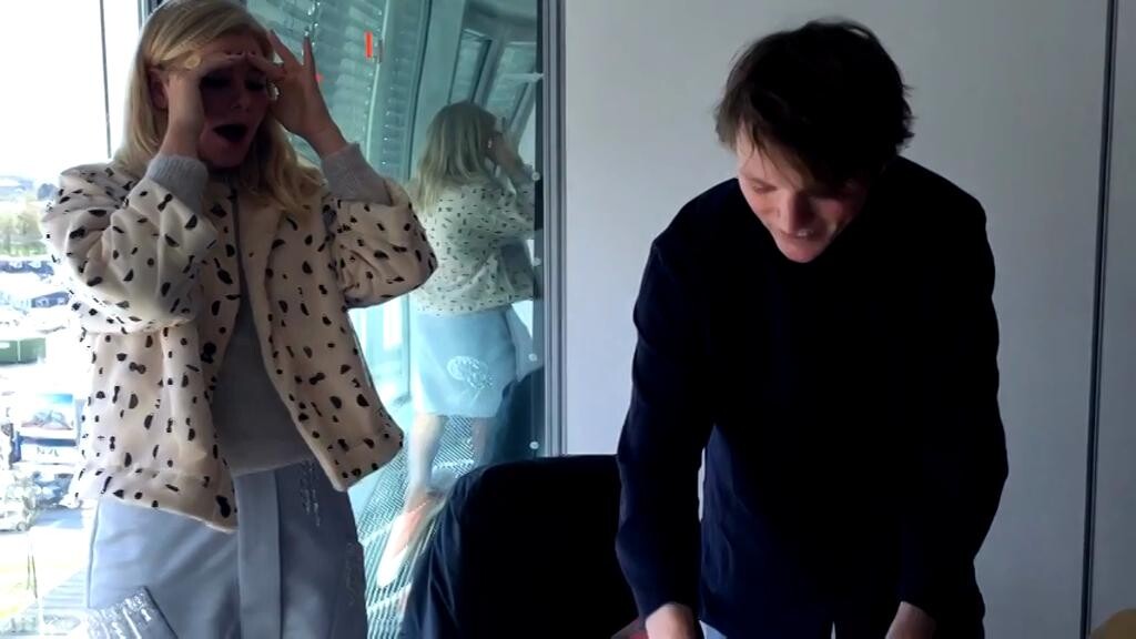 VIDEO Tobias lokker Sofie Linde til at spise melorme | Mad | DR