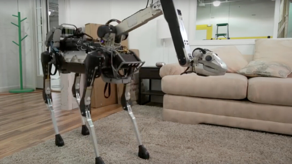 VIDEO Se robot-giraf sætte i opvaskeren - og glide i en bananskræl ...