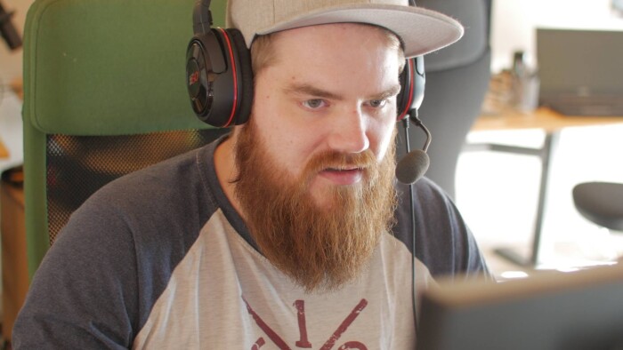 Fire voksne mænd spiller computerspil døgnet rundt og lever af det ...