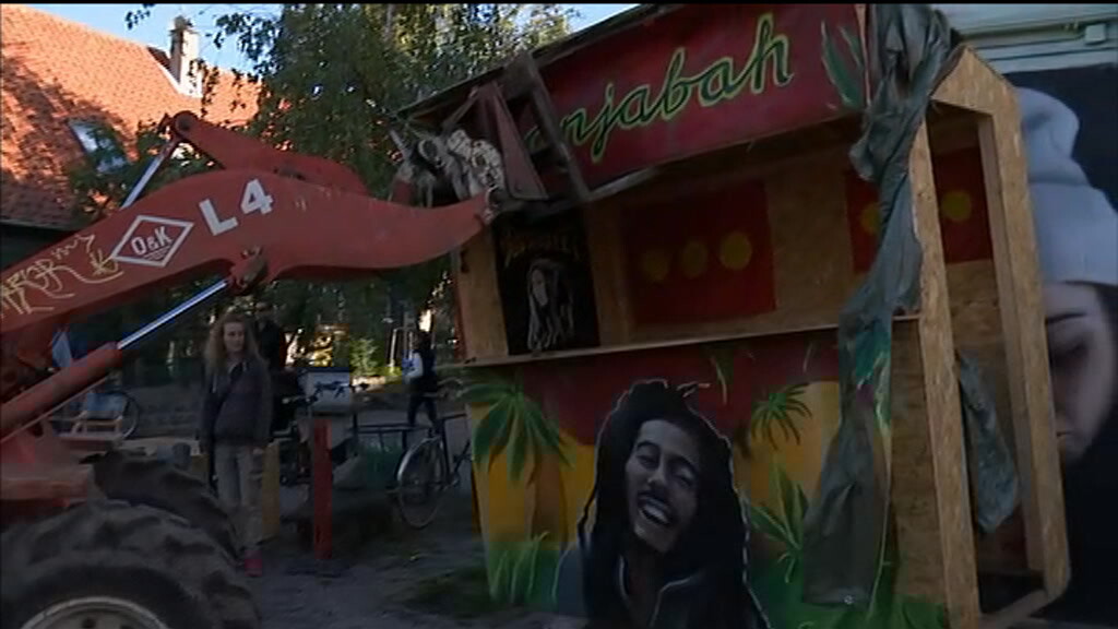 VIDEO Gravemaskine løfter hashbod op og kører den væk fra Pusher Street ...