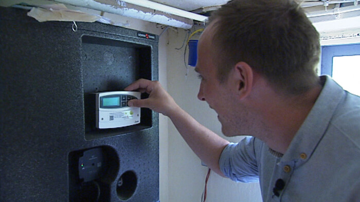 VIDEO Familien Olsen Bidstrup er tvunget til dyr varme – og det bliver ...