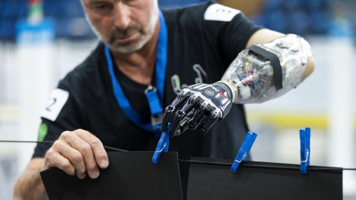 Verdens første OL for maskin-mennesker | Tech | DR