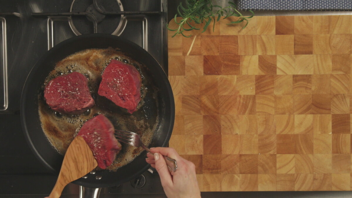VIDEO Sådan steger du en perfekt bøf | Køkkenteknikker | DR