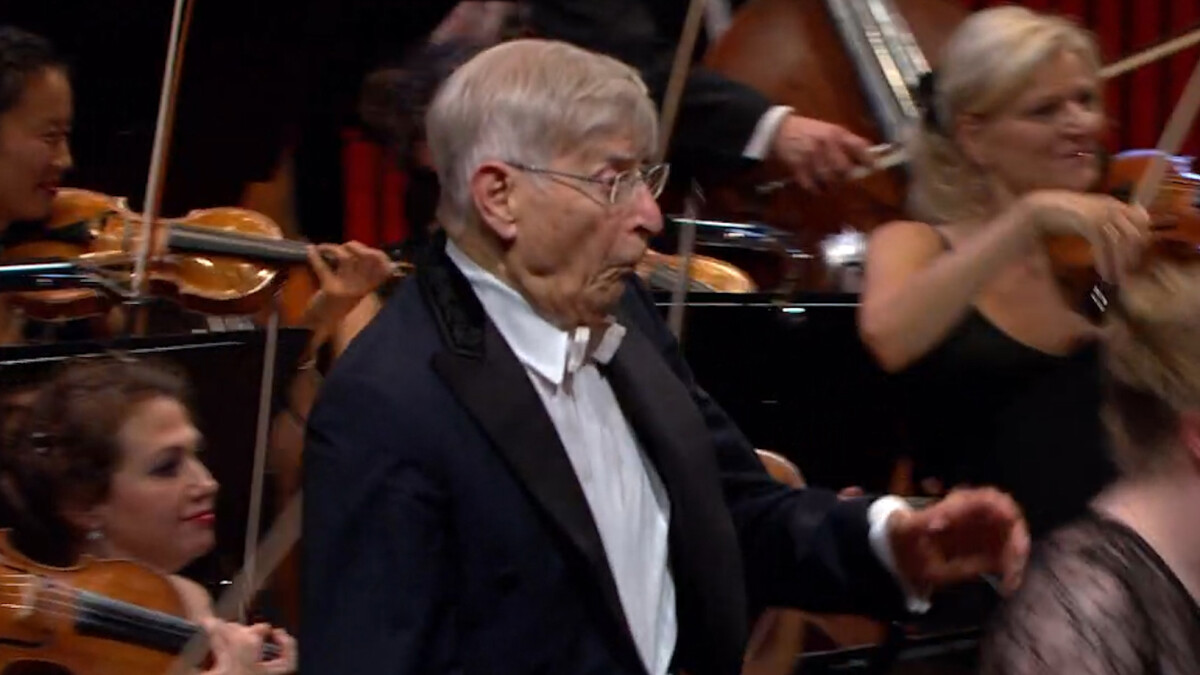 Kæmpe bifald: Se 90-årig dirigent blive hyldet af publikum og orkester ...