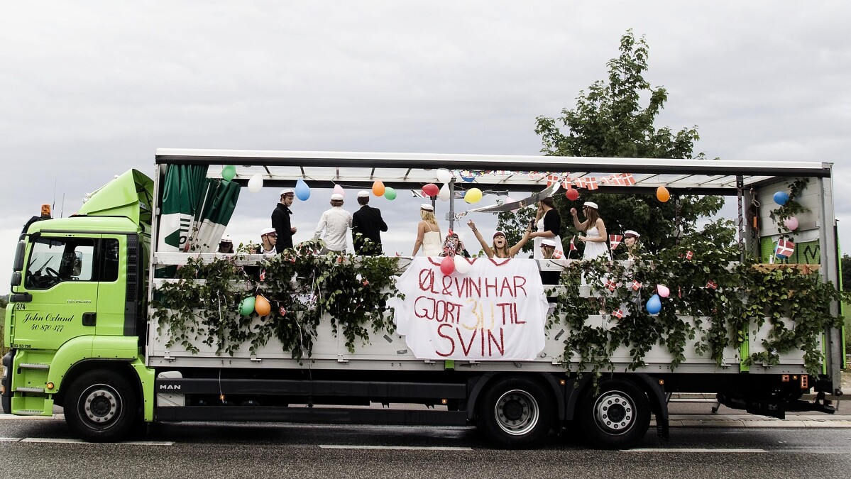 Erhvervsskole-elever får lov at køre i studenter-vogn | Ligetil | DR