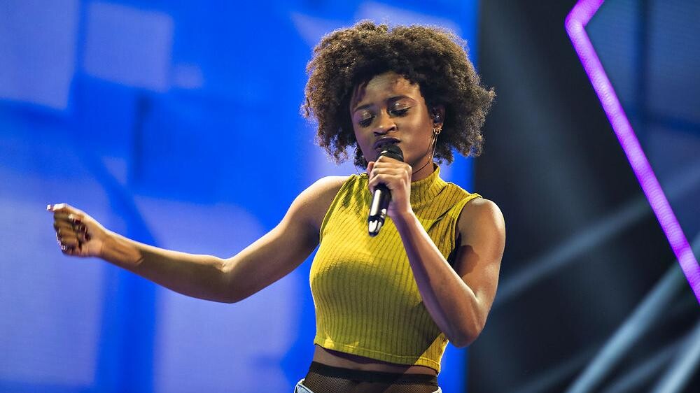 X Factor-talentets rørende historie: Sådan kom hun til Danmark | X ...