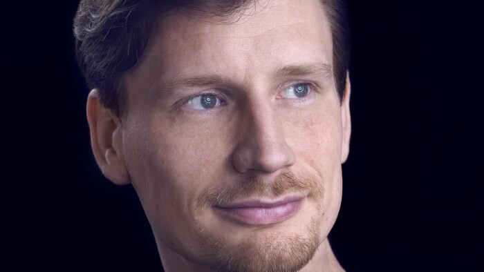 Fra almindelig skuespiller til ikonisk vikingehøvding: Se Andreas Jebros vilde forvandling ...