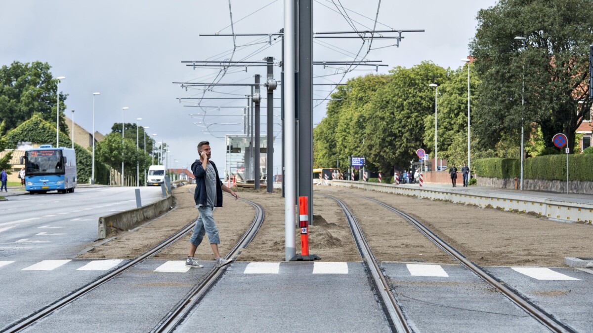 Ugen før åbningen: Letbanen giver lange bilkøer og tomme vejkryds ...