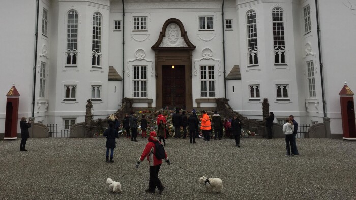 Lys og blomster: Prins Henriks død bringer nationen sammen om et tabu ...