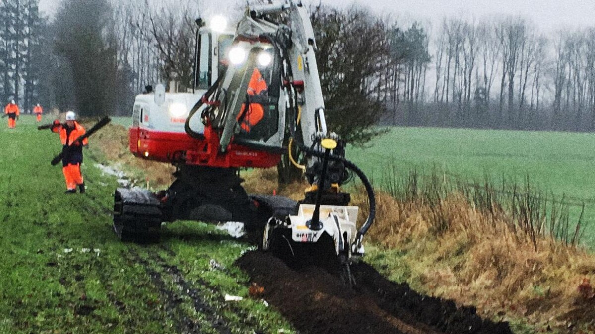 Udskældt vildsvinehegn en realitet: Nu er første pæl sat i jorden | Syd ...