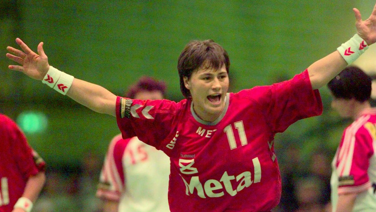 Bag om ryggen, over hovedet, mellem benene: Verdens bedste Anja fylder ...