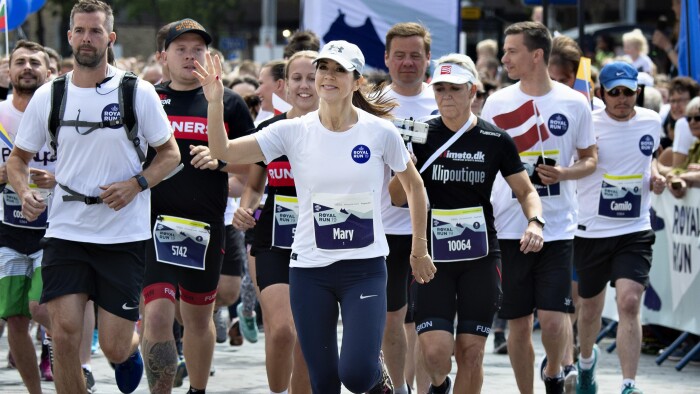Mary løb og Frederik gik sammen med titusindvis af danskere i Royal Run ...