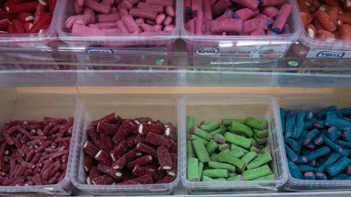 Sliksvindel i Malmø: Tonsvis af gammelt slik bremset på vej til danske ...