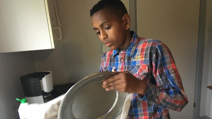 14-årige Henok arbejder for at tjene lommepenge i sin fritid | Midt- og ...