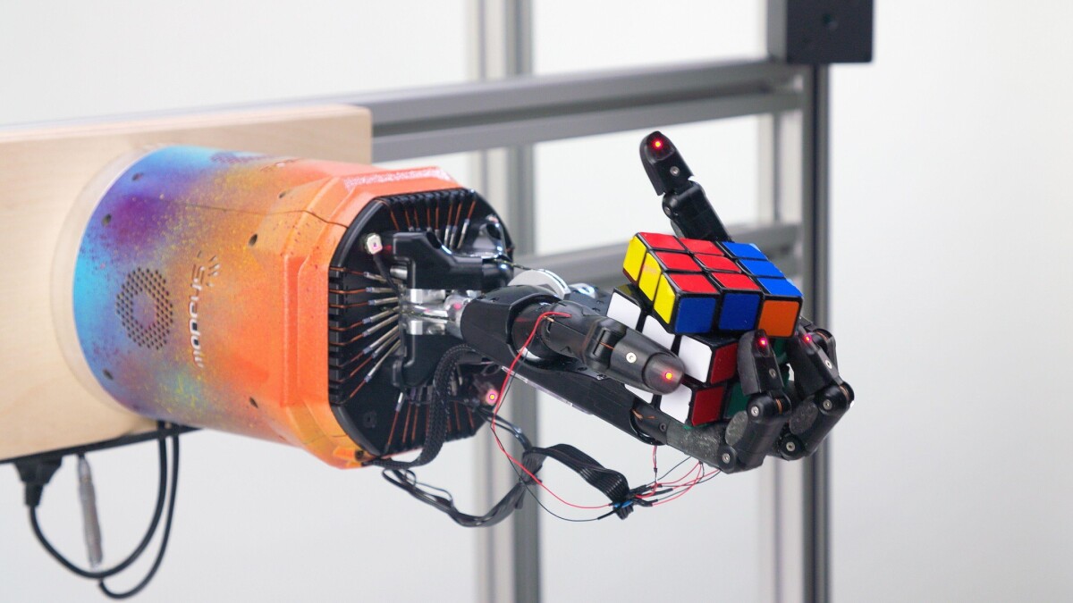 Robot lærer sig selv at løse professor-terningen – med én hånd ...