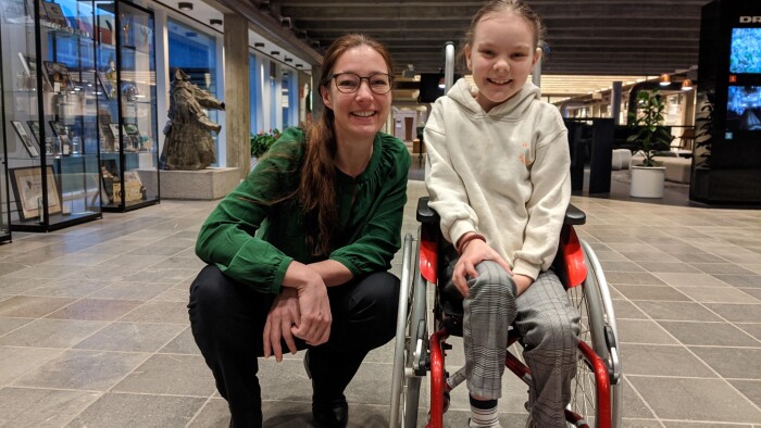 11-årige Selma manglede bøger med en handicappet hovedperson: Nu har Gunvor skrevet en bog til ...